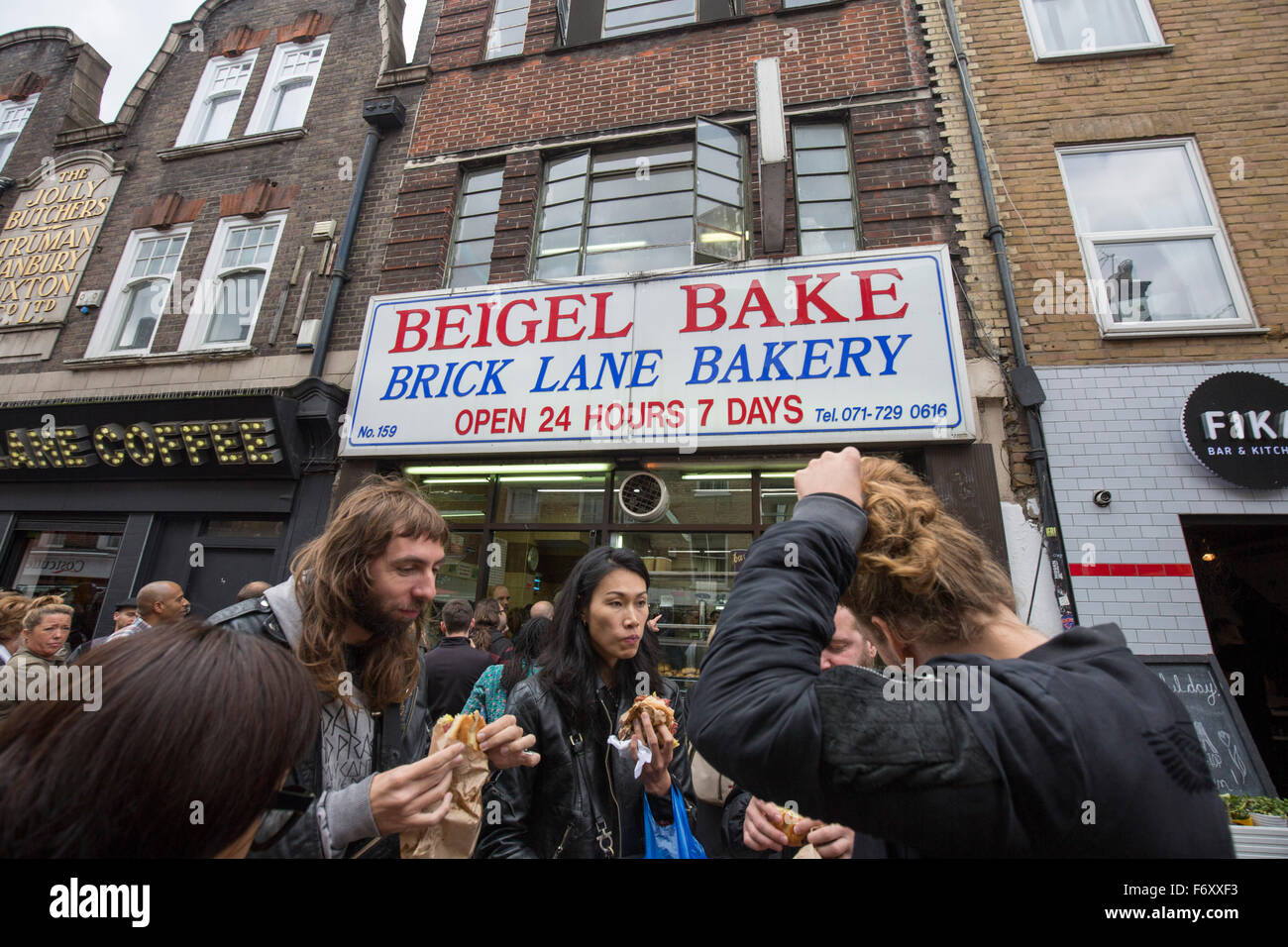 People eating outside hi-res stock photography and images - Alamy