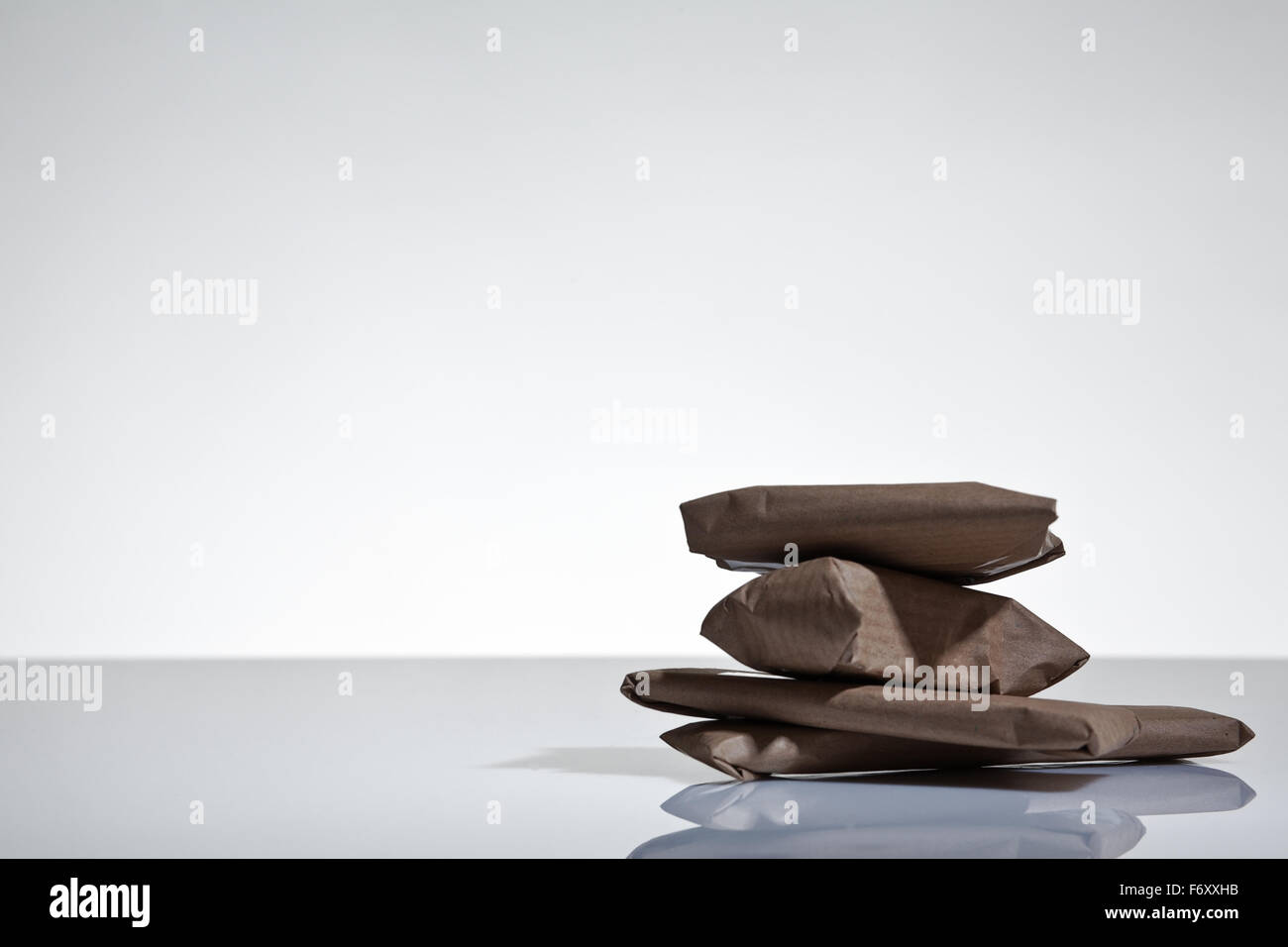 Wrapped object in brown paper hi-res stock photography and images - Alamy