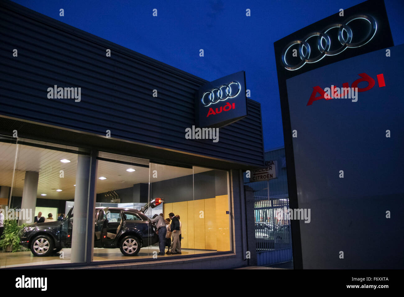 Audi car dealership Stock Photo - Alamy