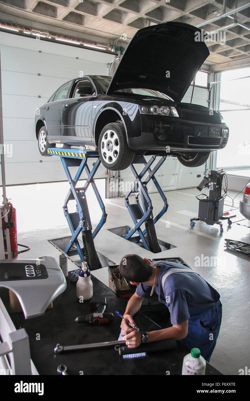 car repair shop Stock Photo - Alamy