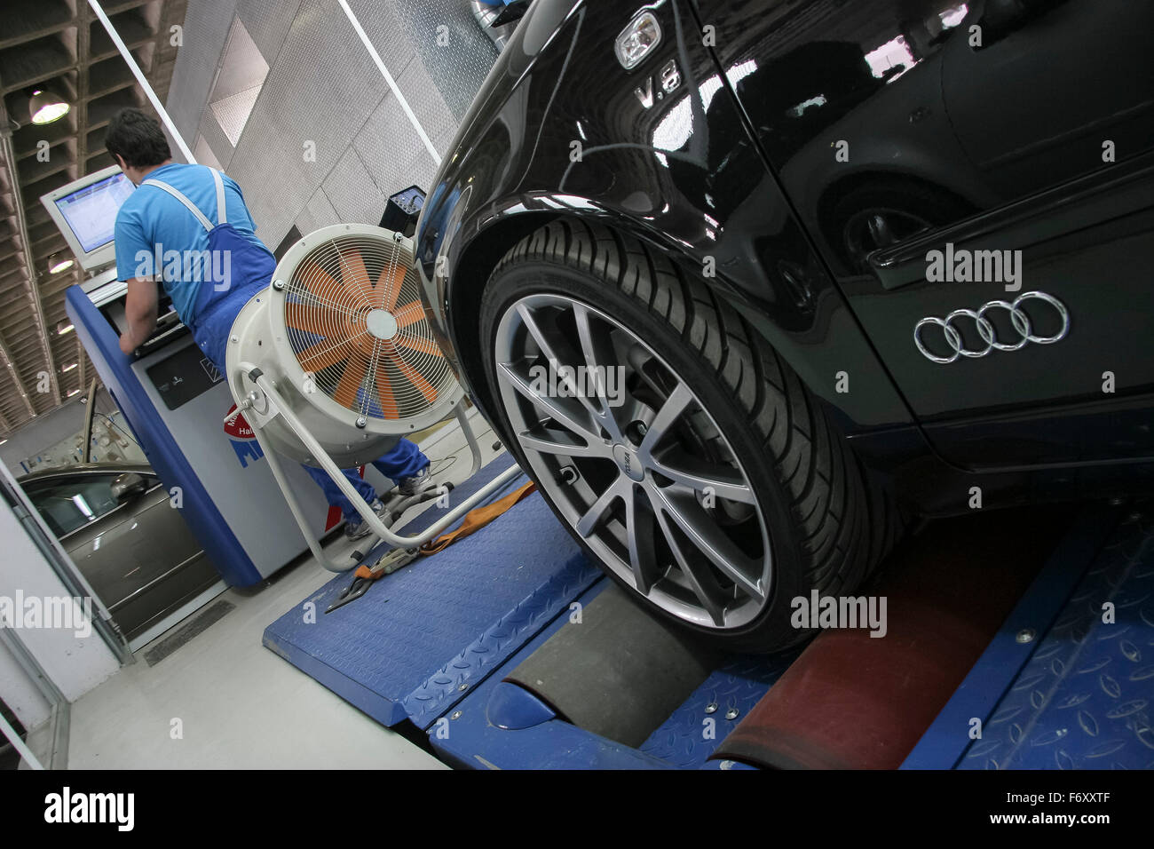 Car dealership workshop hi-res stock photography and images - Alamy