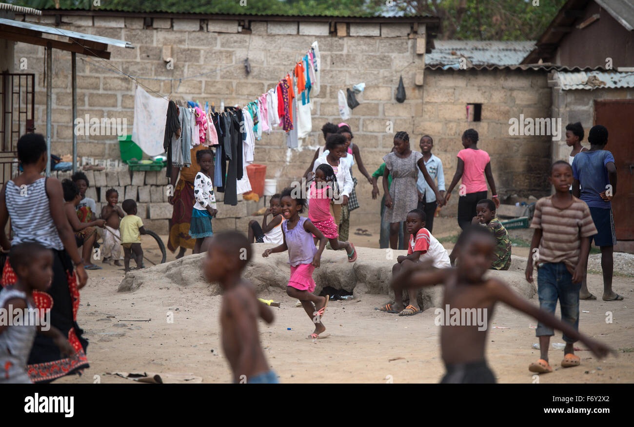 Lusaka, Zambia. 20th Nov, 2015. Children play in the Garden Compound ...