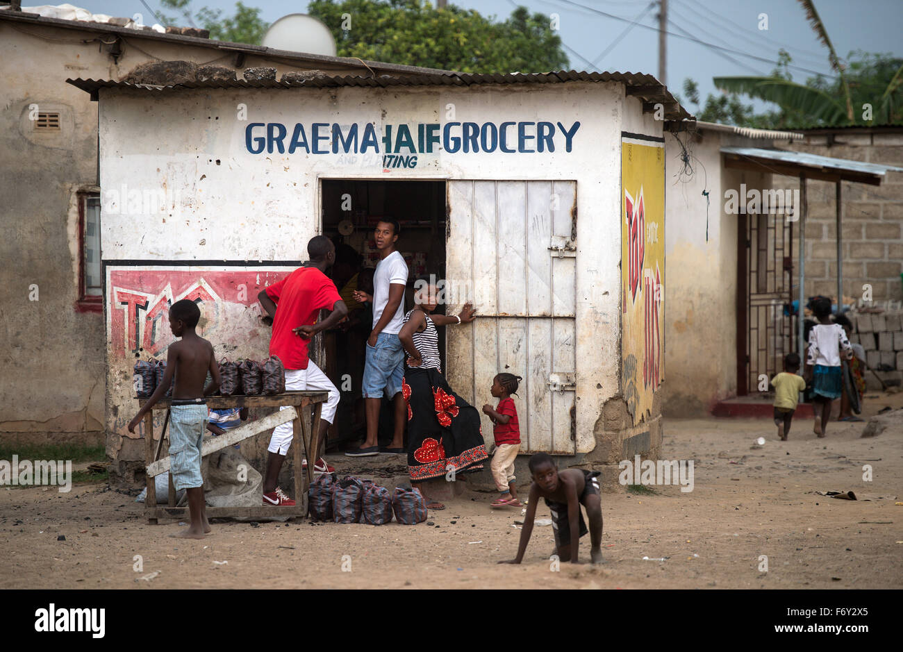 Lusaka, Zambia. 20th Nov, 2015. Families in the Garden Compound ...