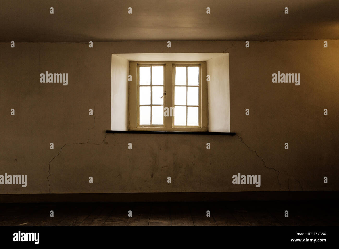 old empty room with wooden floor boards Stock Photo - Alamy
