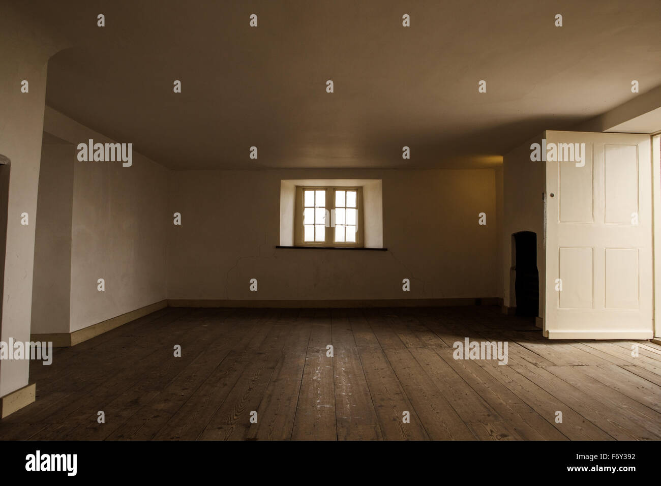 Old empty room hi-res stock photography and images - Alamy
