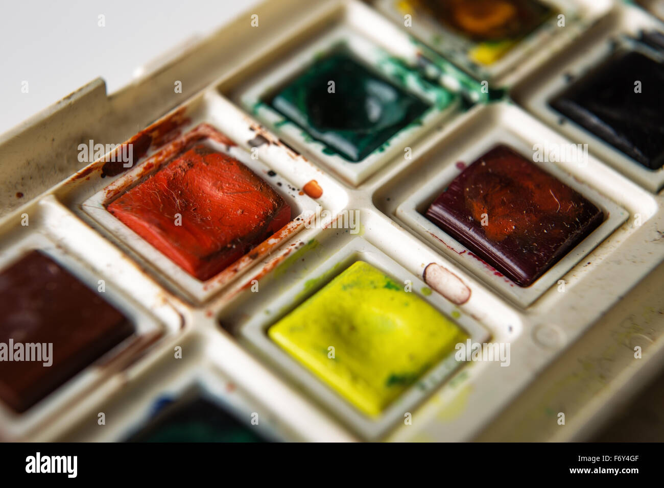 old well used artist watercolour paints set Stock Photo - Alamy