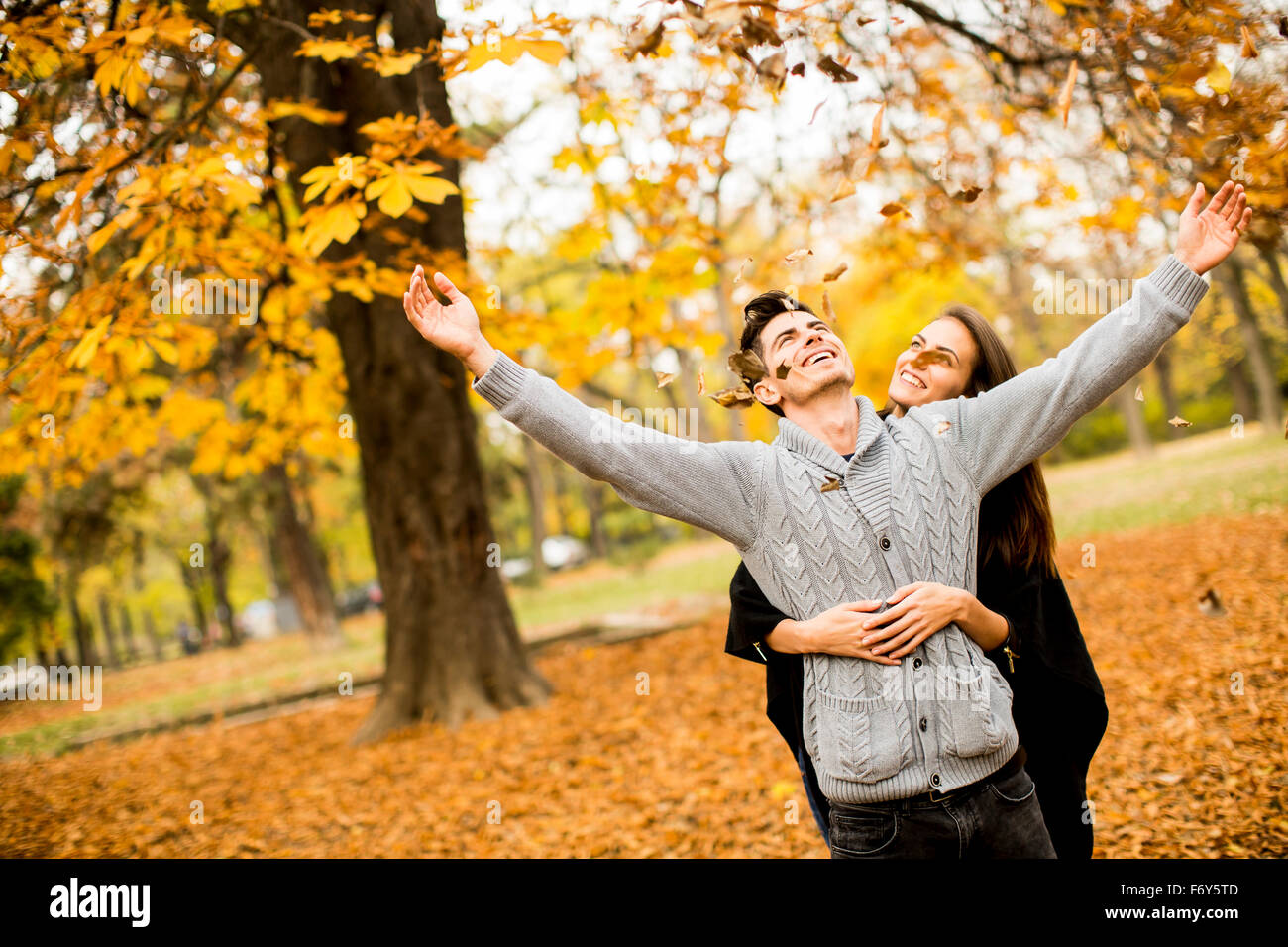 Couple in autumn fall hi-res stock photography and images - Alamy