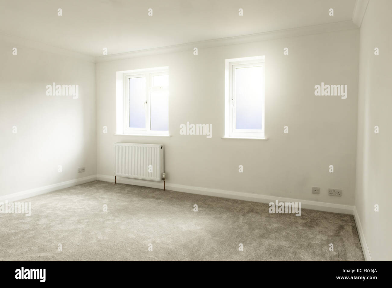 Empty plain painted room in a house with no furniture Stock Photo - Alamy