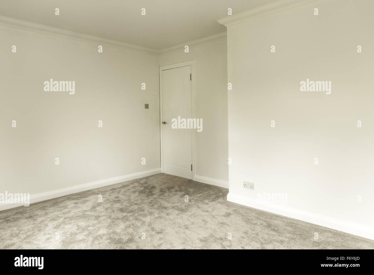 Empty plain painted room in a house with no furniture Stock Photo - Alamy
