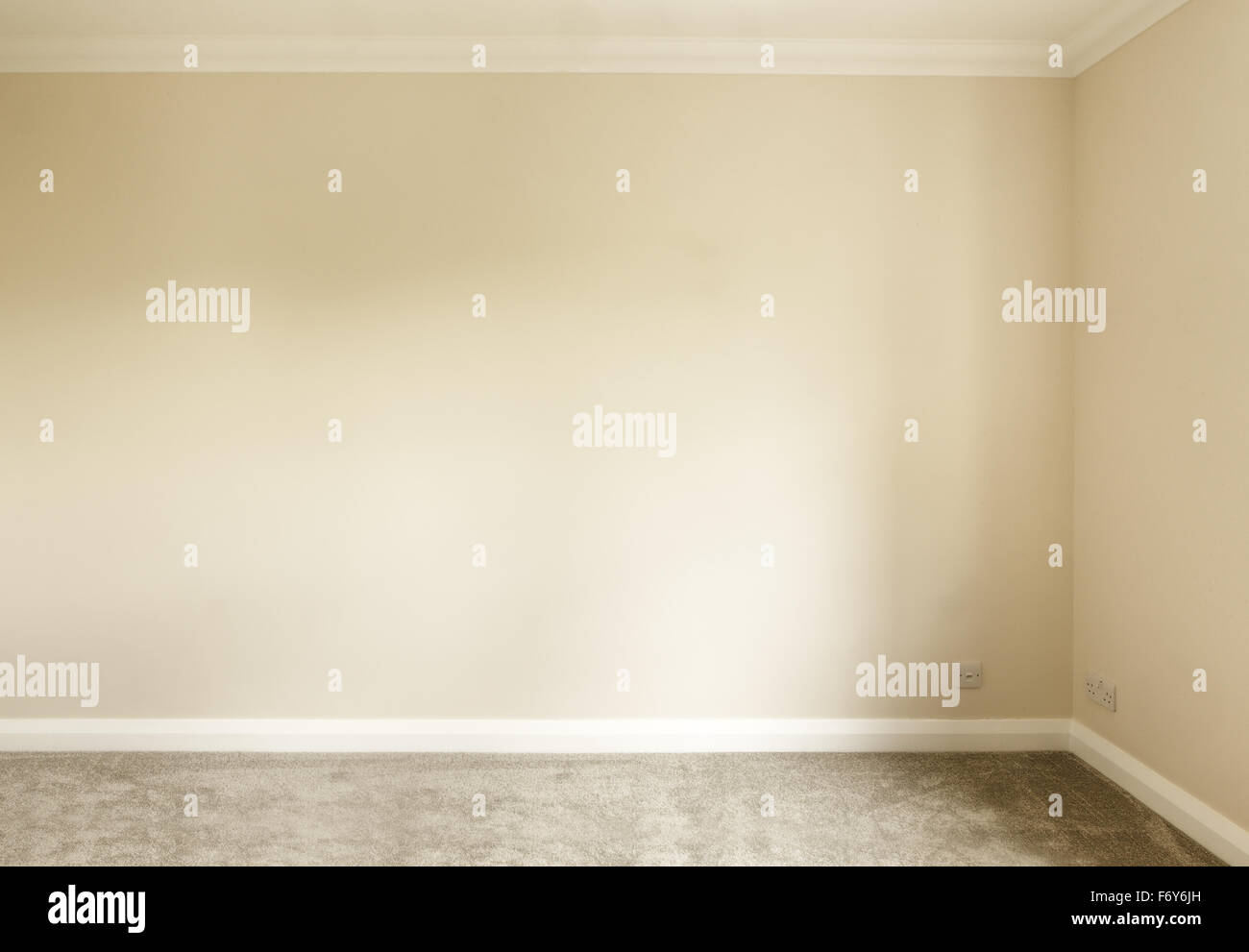 Empty plain painted room in a house with no furniture Stock Photo - Alamy