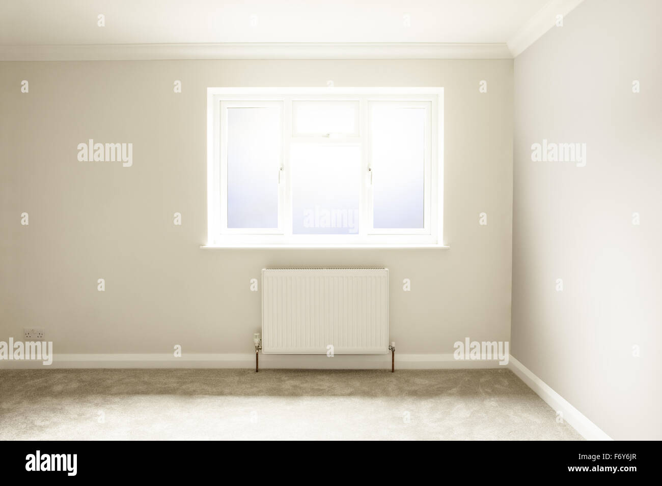 Empty plain painted room in a house with no furniture Stock Photo - Alamy