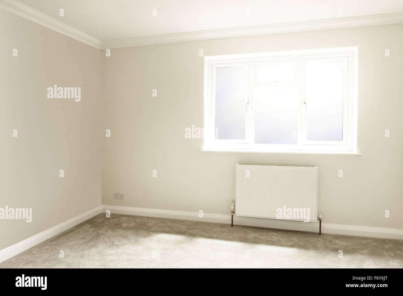 Empty plain painted room in a house with no furniture Stock Photo - Alamy