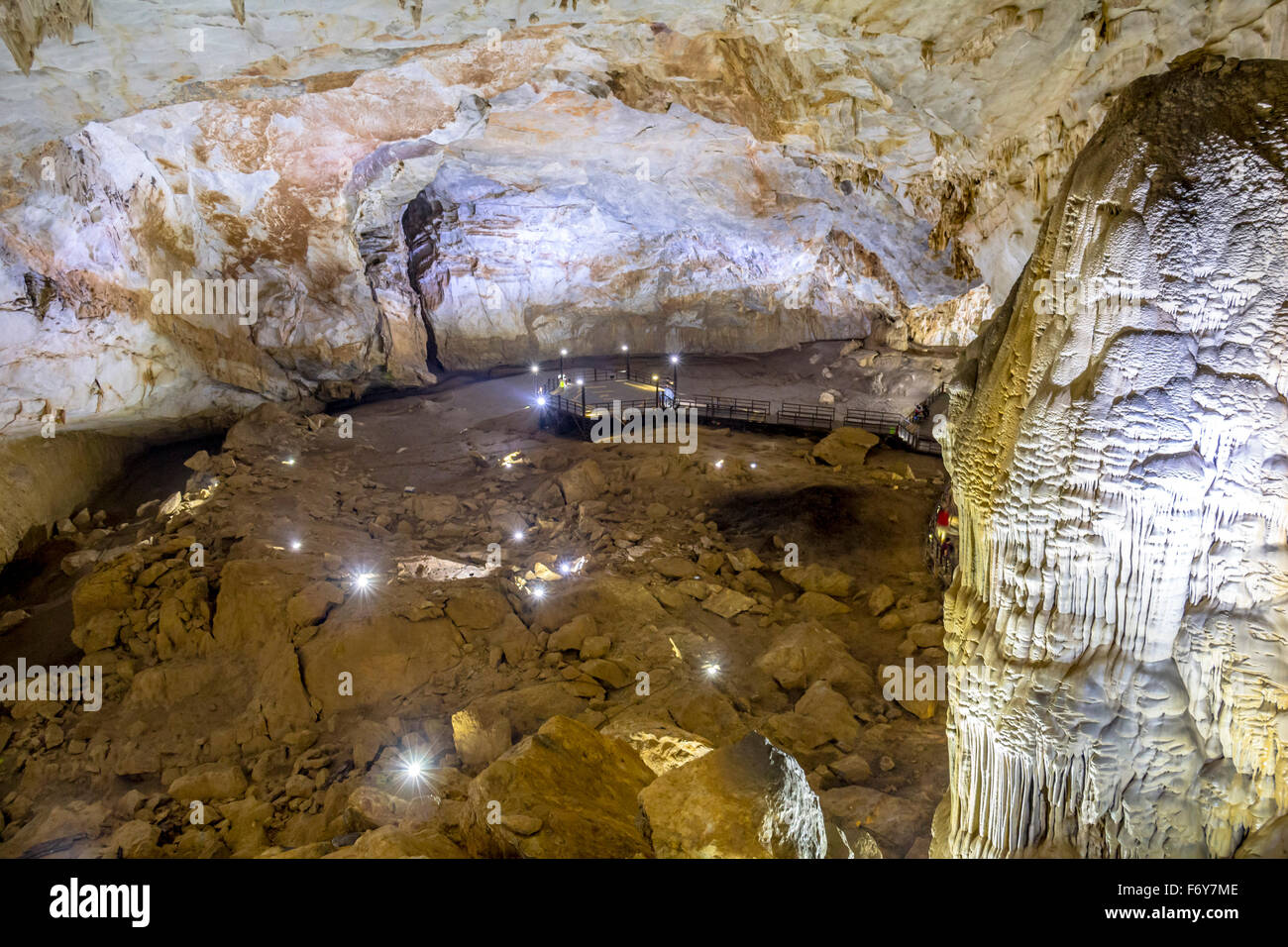 Inside beautiful Paradise Cave, Phong Nha Stock Photo - Alamy