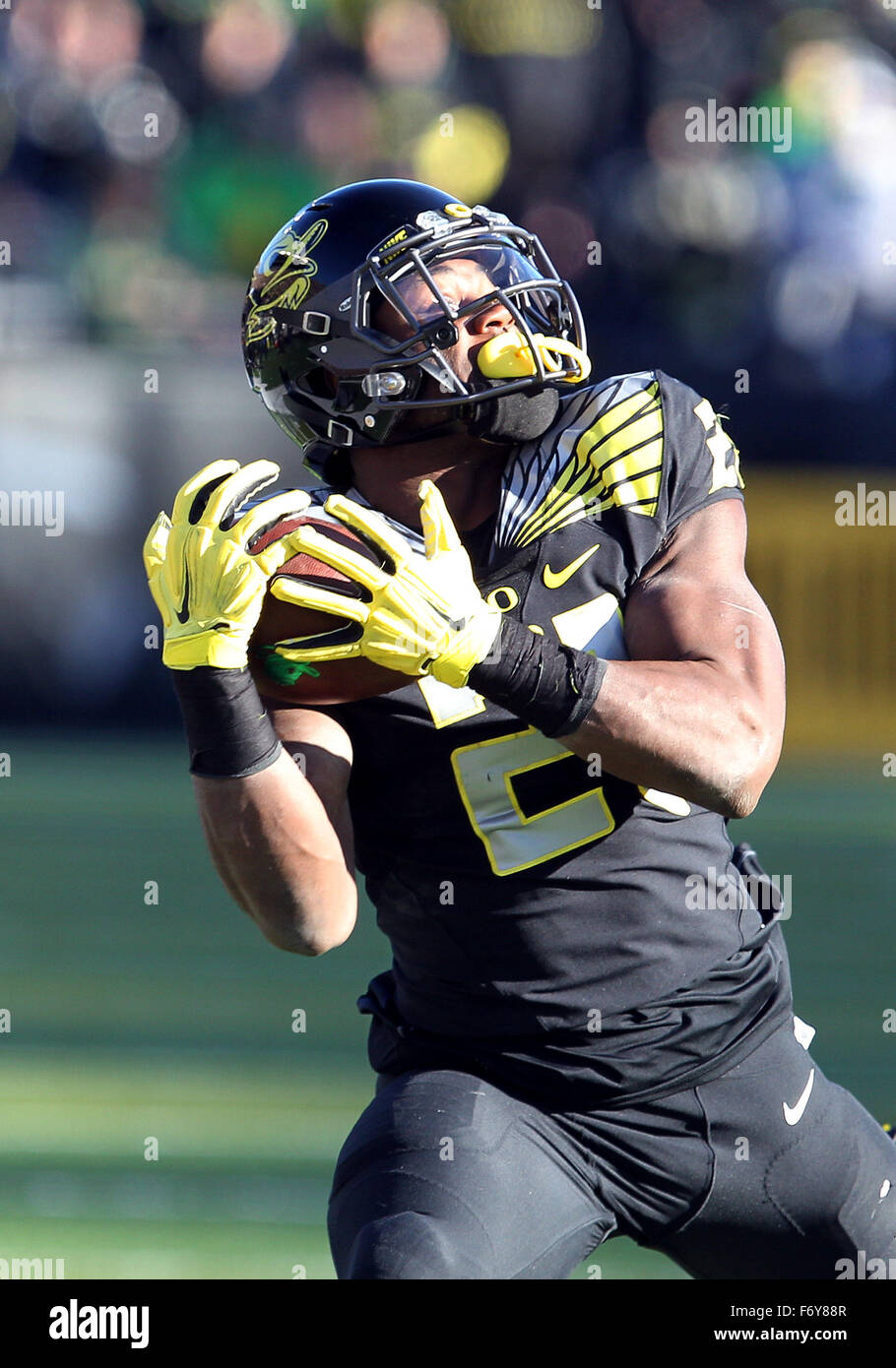 Autzen Stadium, Eugene, OR, USA. 21st Nov, 2015. Oregon Ducks running ...