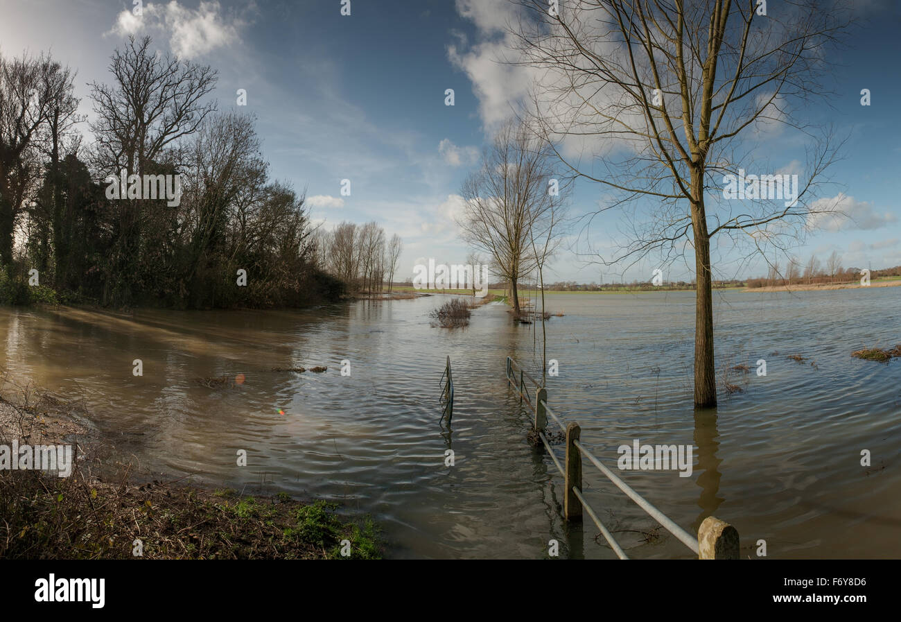 river has burst its banks in essex england Stock Photo - Alamy river has burst its banks in essex england Stock Photo - Alamy