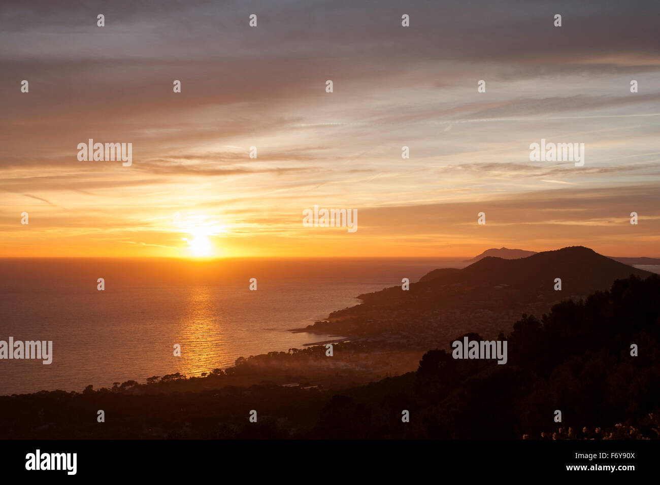 South france mountain hi-res stock photography and images - Alamy