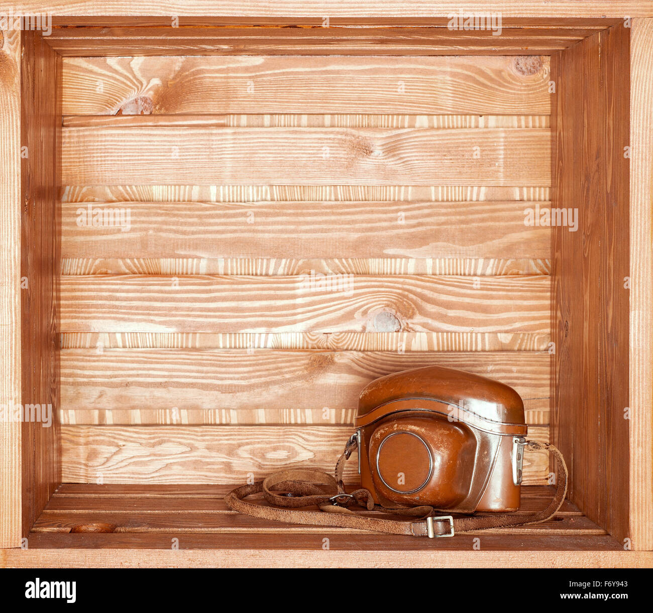 vintage old camera on shelf Stock Photo - Alamy