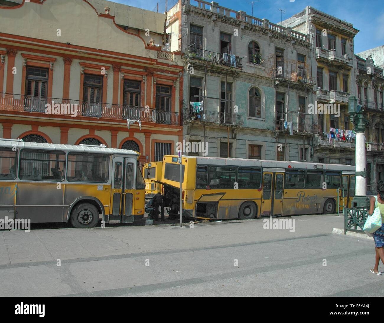 Mechanics attempt repairs in the street in Havana, Cuba Stock Photo - Alamy