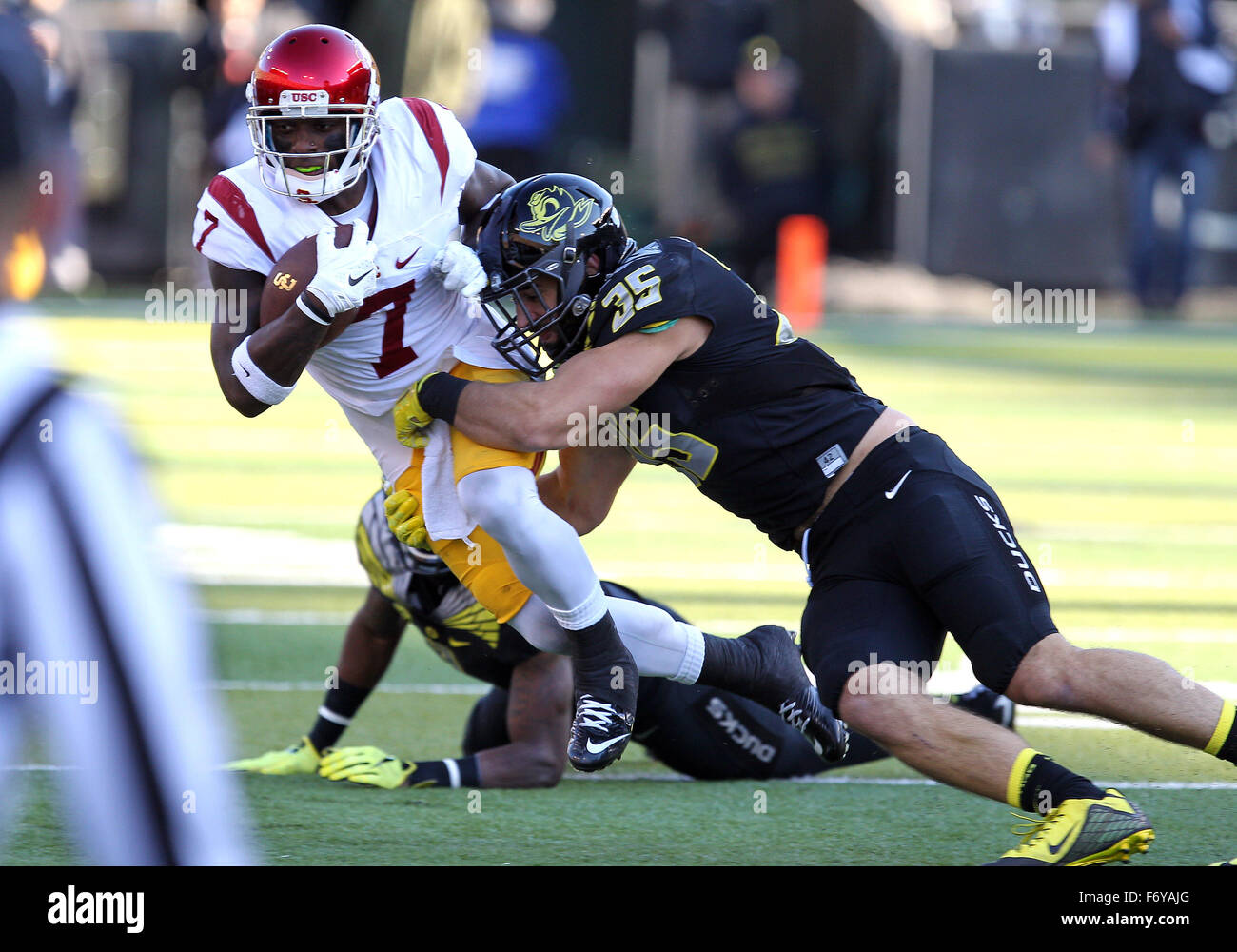 Autzen Stadium, Eugene, OR, USA. 21st Nov, 2015. Oregon linebacker Joe ...