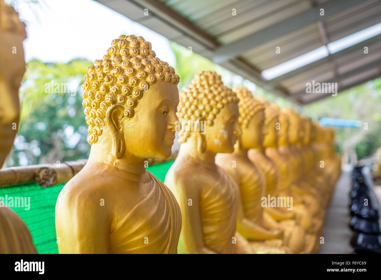 Gold statue buddha hi-res stock photography and images - Alamy