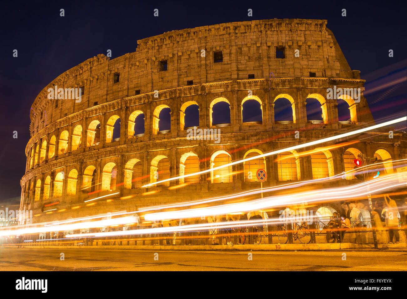 Colosseum night traffic lights rome hi-res stock photography and images ...