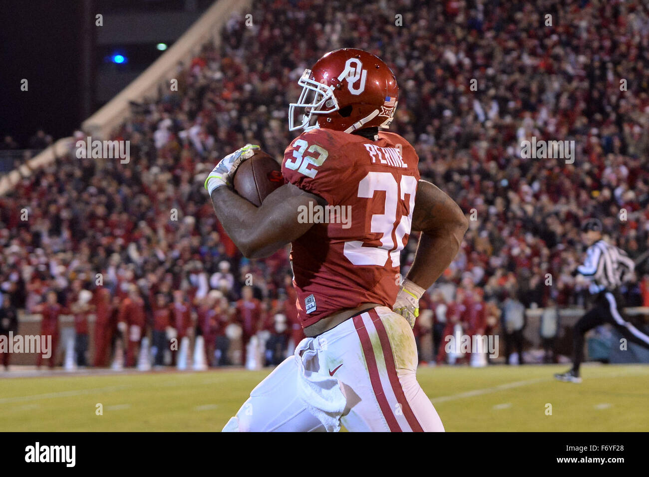 Norman, Oklahoma, USA. 21st Nov, 2015. Oklahoma Sooners running back ...