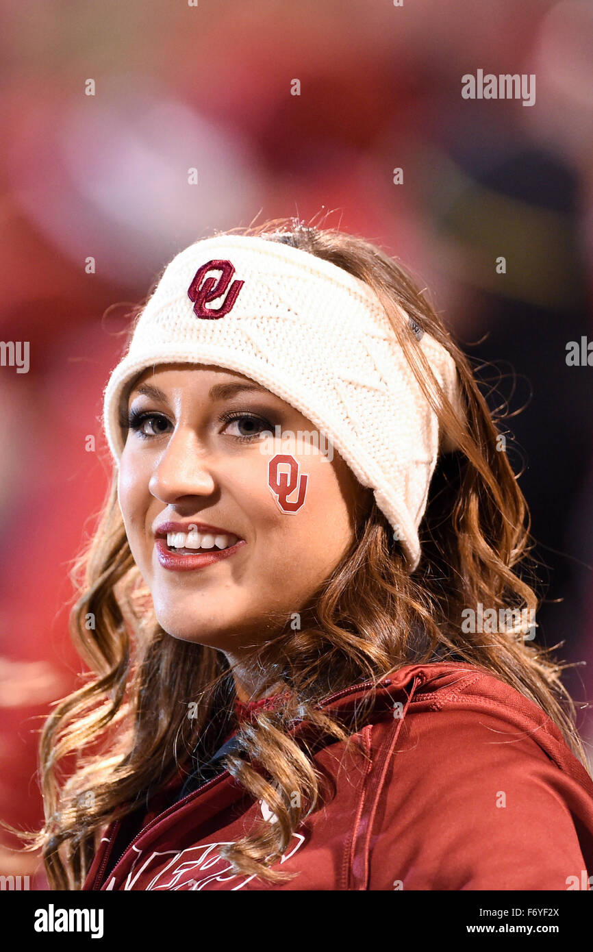 Norman, Oklahoma, USA. 21st Nov, 2015. A Oklahoma Sooners cheerleader ...