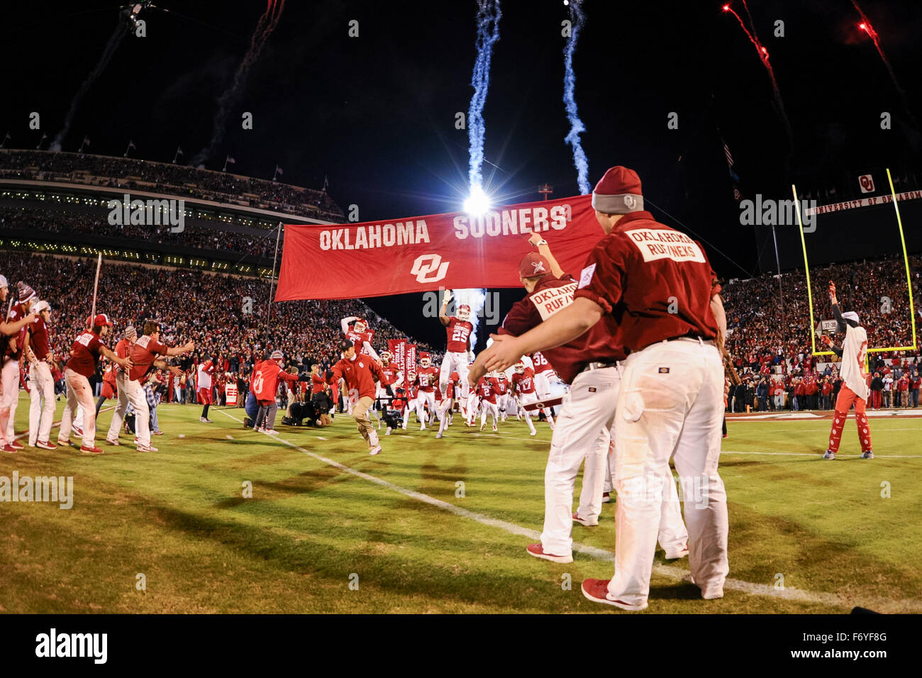 Norman, Oklahoma, USA. 21st Nov, 2015. The Oklahoma Sooners take the ...