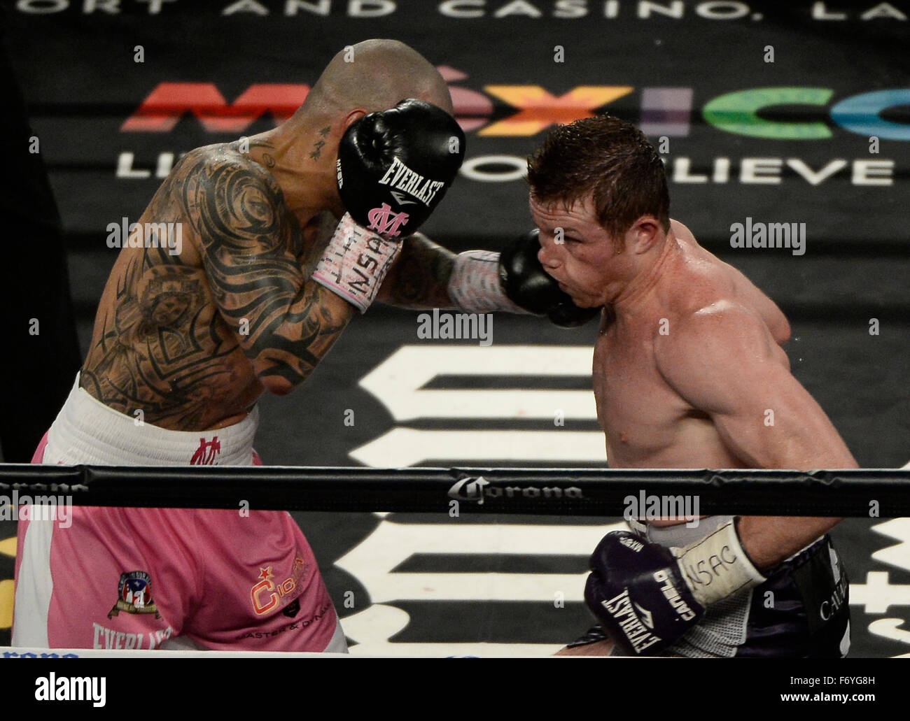 Las Vegas, Usa. 21st Nov, 2015. (in Blue/Gray) Mexico's Canelo Alvarez ...