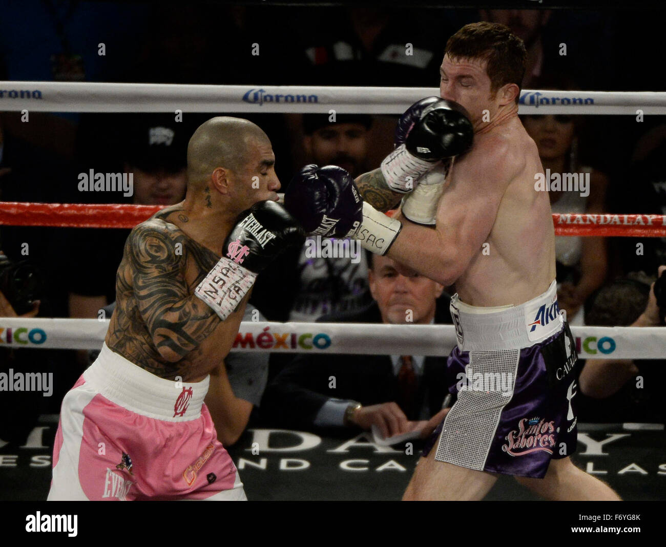 Las Vegas, Usa. 21st Nov, 2015. (in Blue/Gray) Mexico's Canelo Alvarez ...