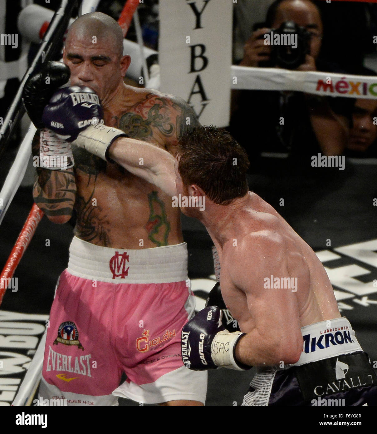 Las Vegas, Usa. 21st Nov, 2015. (in Blue/Gray) Mexico's Canelo Alvarez ...