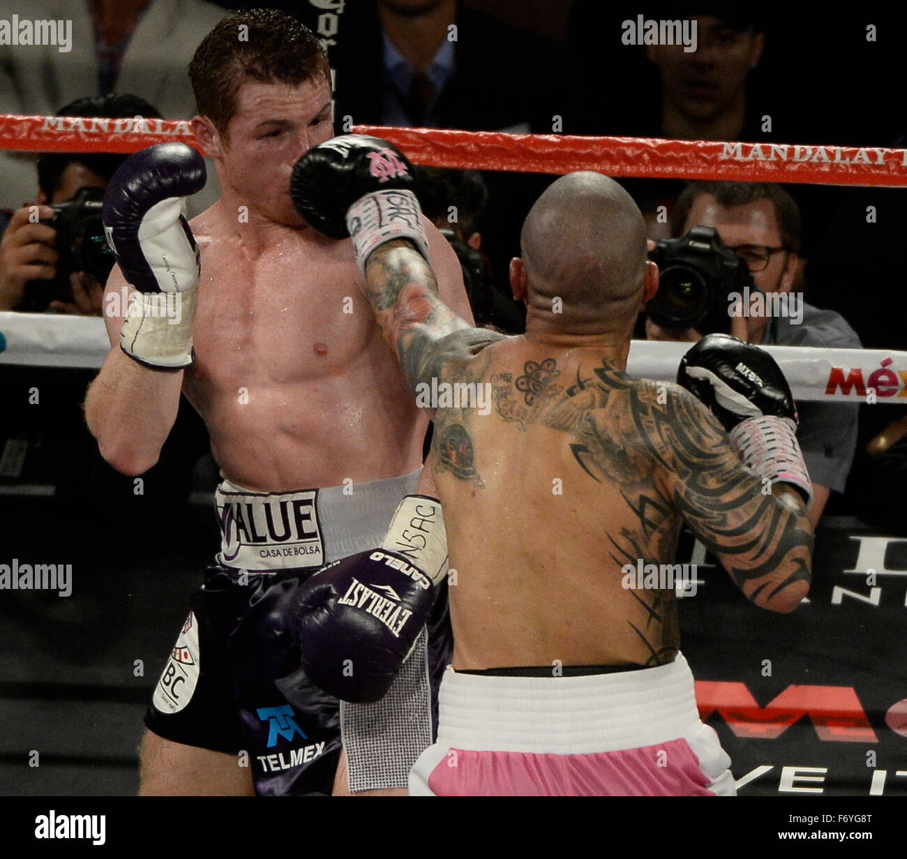 Las Vegas, Usa. 21st Nov, 2015. (in Blue/Gray) Mexico's Canelo Alvarez ...