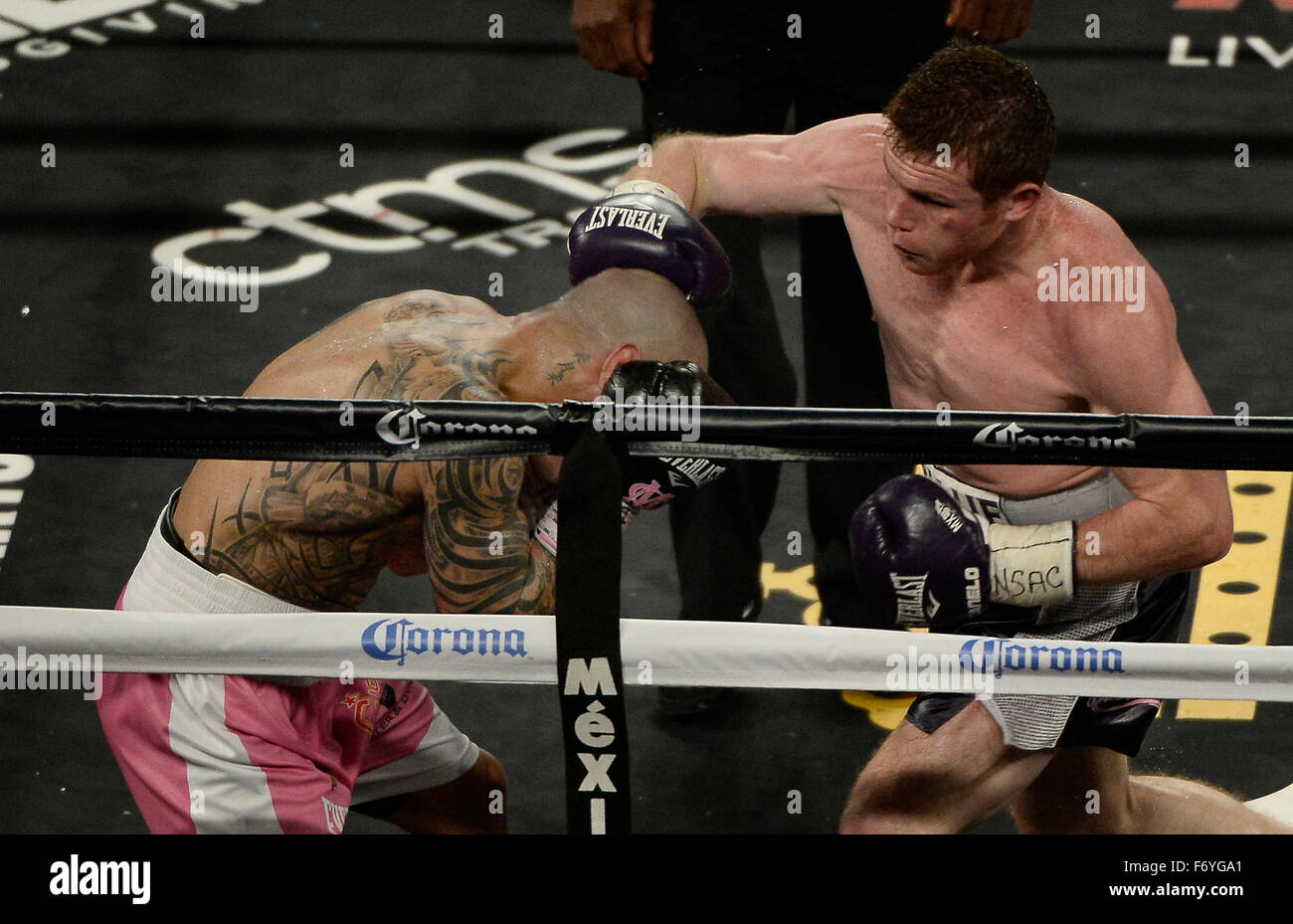 Las Vegas, Usa. 21st Nov, 2015. (in Blue/Gray) Mexico's Canelo Alvarez ...