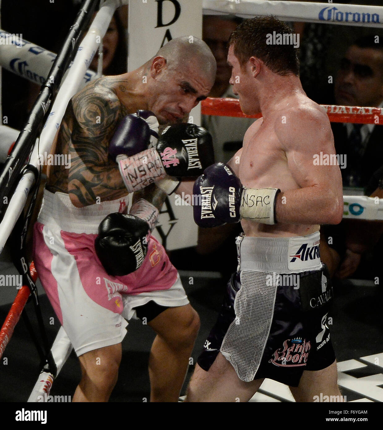 Las Vegas, Usa. 21st Nov, 2015. (in Blue/Gray) Mexico's Canelo Alvarez ...