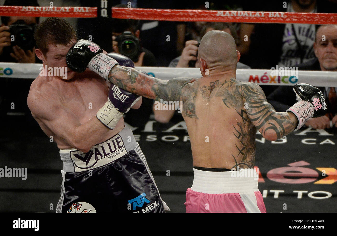 Las Vegas, Usa. 21st Nov, 2015. (in Blue/Gray) Mexico's Canelo Alvarez ...