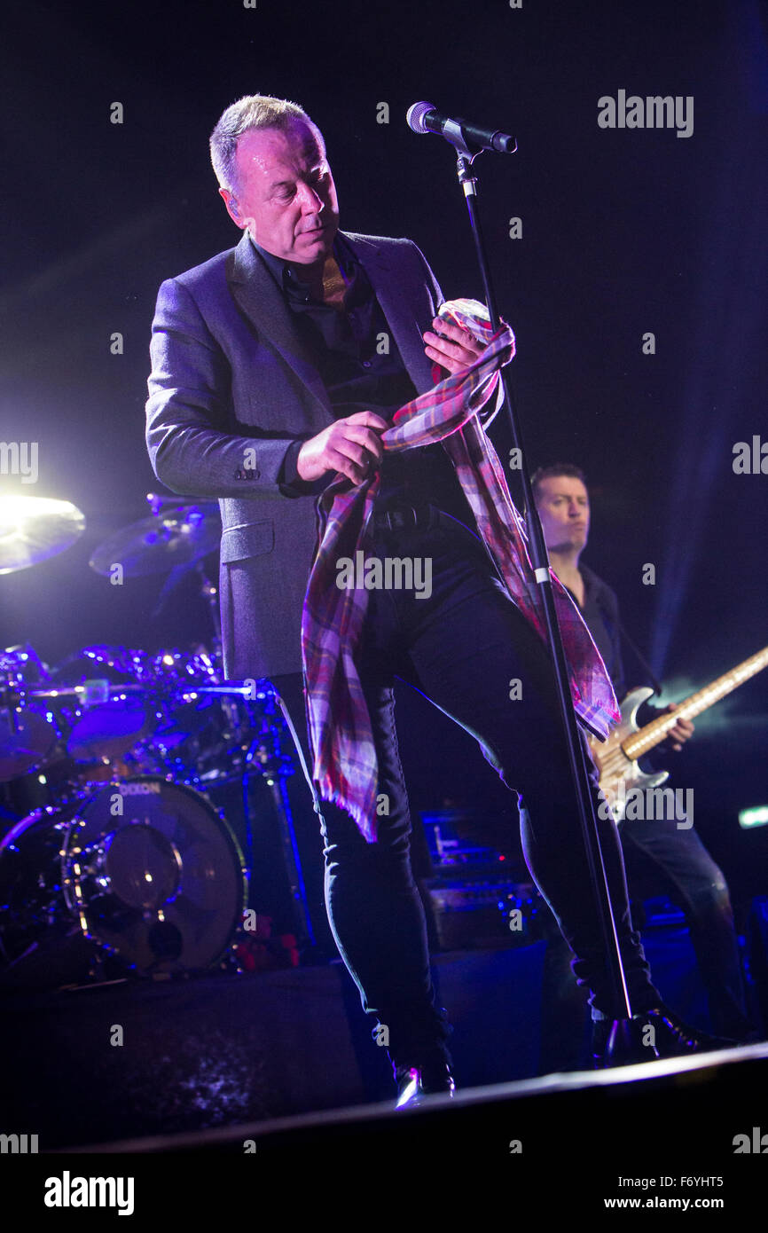 Simple minds on stage hi-res stock photography and images - Alamy