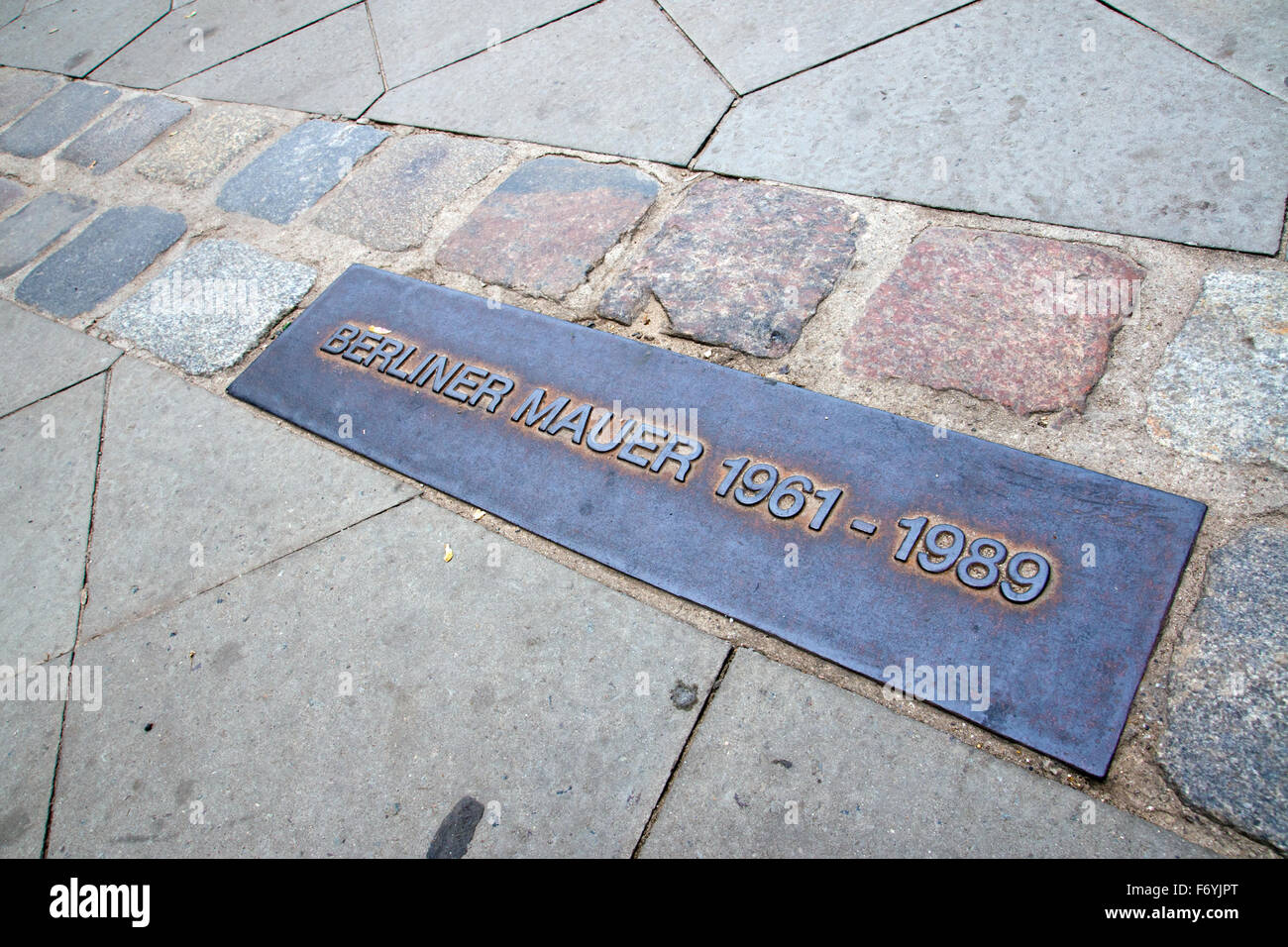 Sign showing where the Berlin wall stood Stock Photo - Alamy