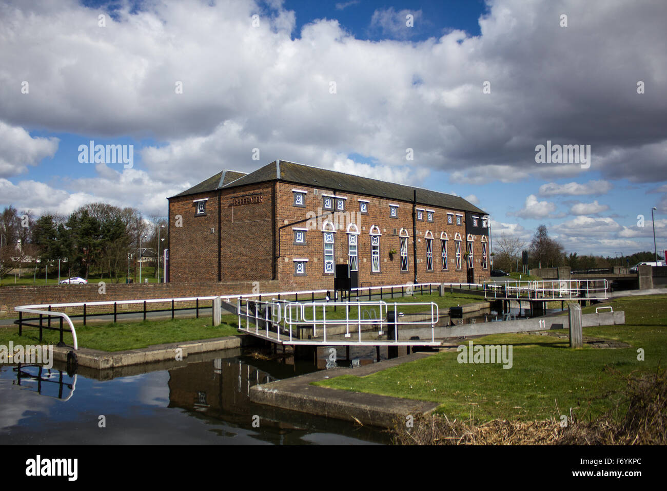 Canal locks hi-res stock photography and images - Alamy