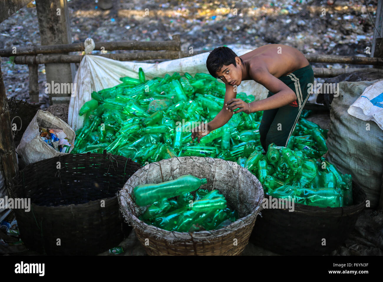 Bangladesh flood 2004 hi-res stock photography and images - Alamy