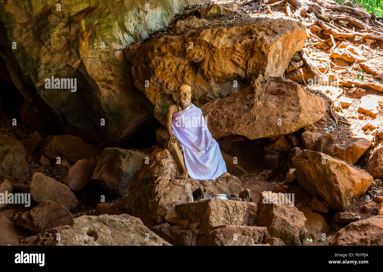 Statue on rocks hi-res stock photography and images - Alamy