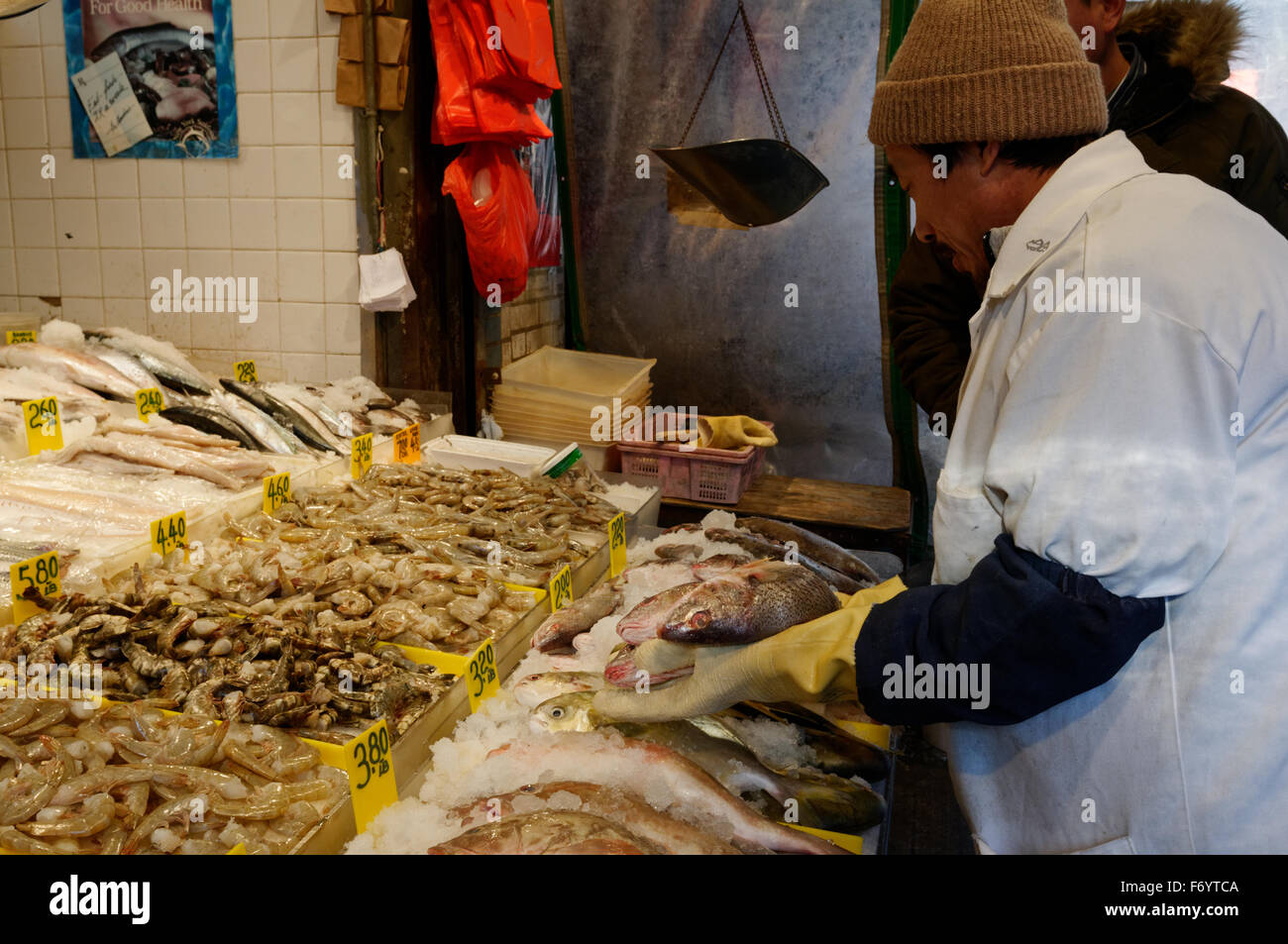 A fishmonger in Manhattan's Chinatown Stock Photo - Alamy