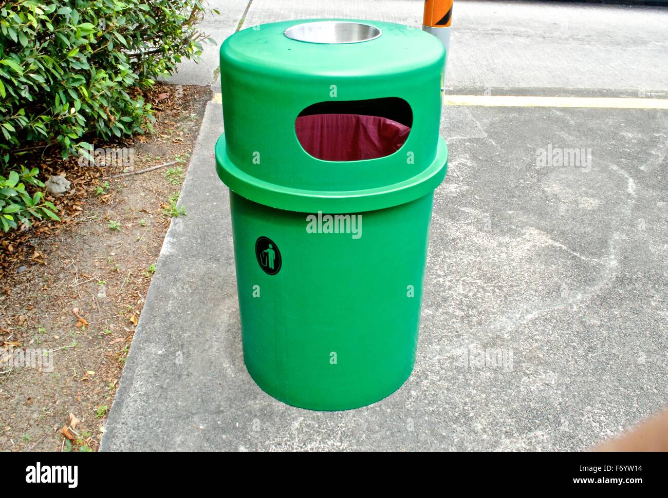 Green dustbin hi-res stock photography and images - Alamy