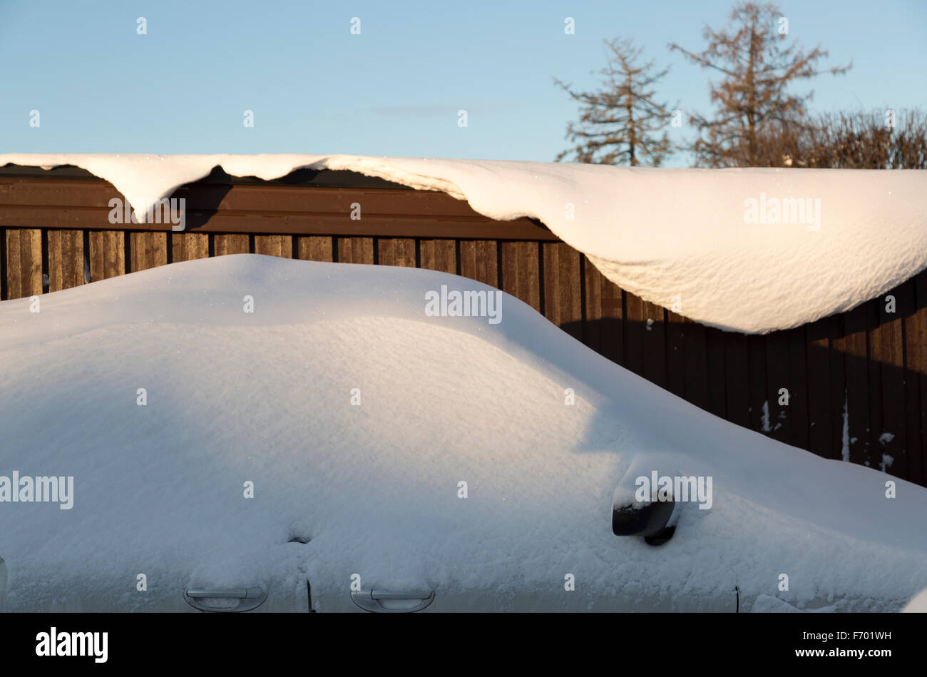 Snow covered car front hi-res stock photography and images - Alamy