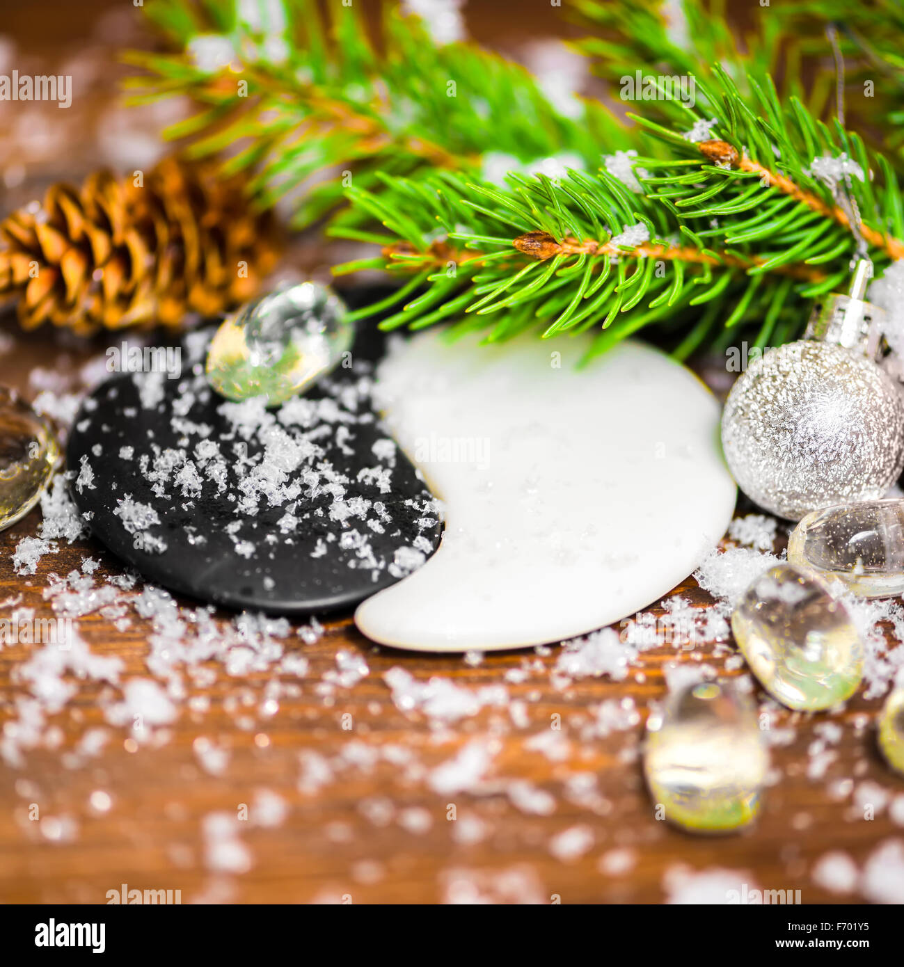 Symbol yin yang dark background hi-res stock photography and images - Alamy