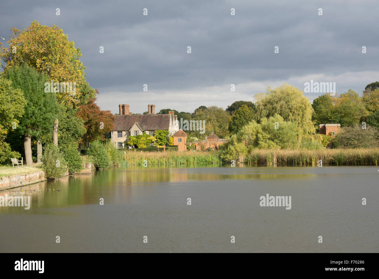 English tudor house countryside hi-res stock photography and images - Alamy