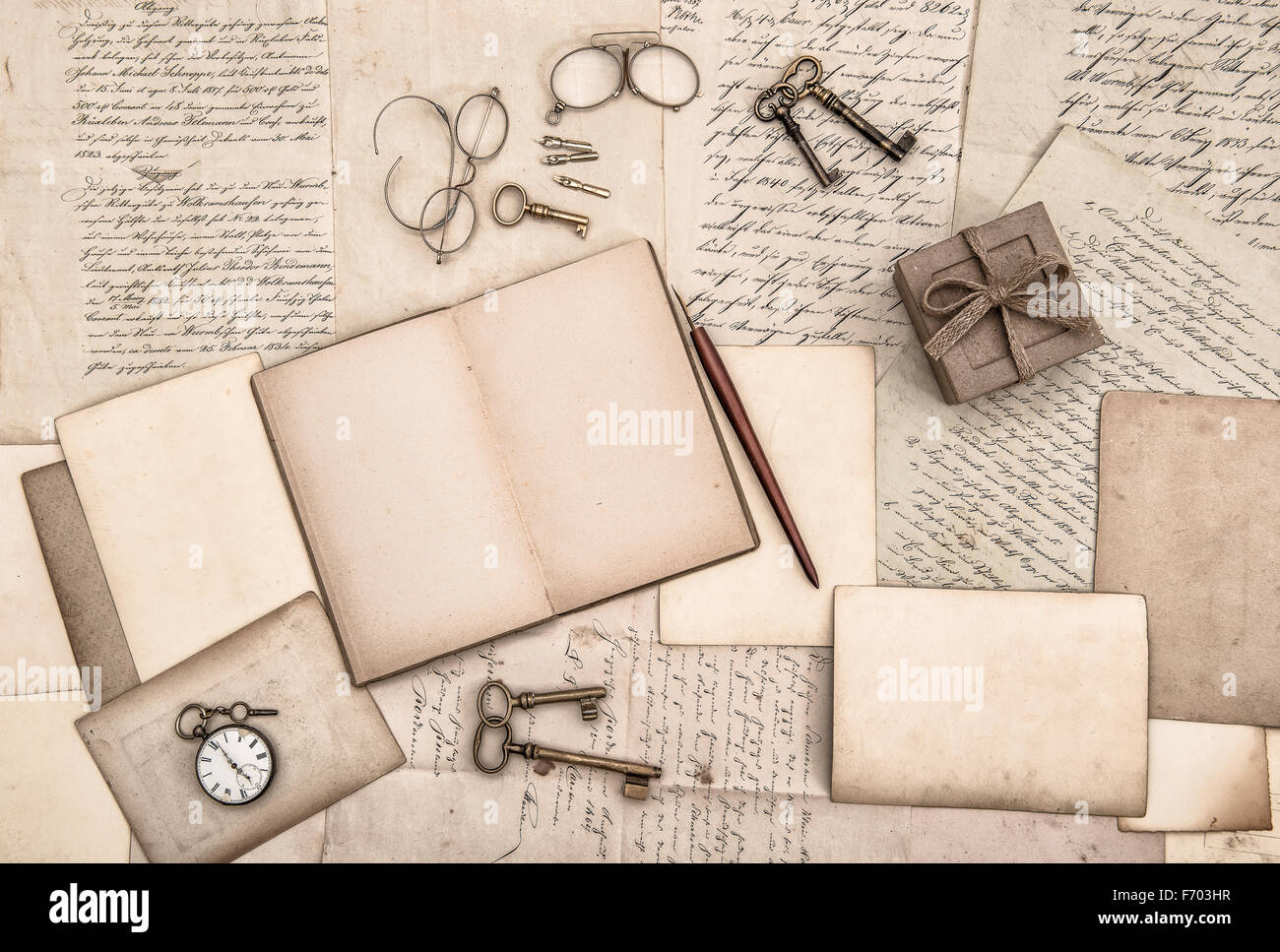 Old handwritten letters hi-res stock photography and images - Alamy