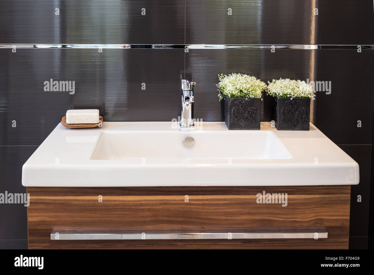 Clean contemporary bathroom sink Stock Photo - Alamy