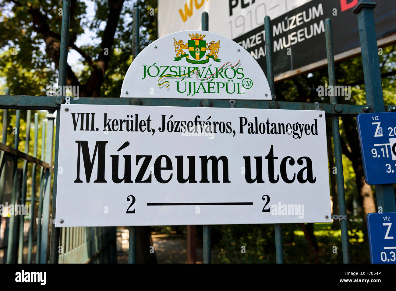 Museum road sign hi-res stock photography and images - Alamy