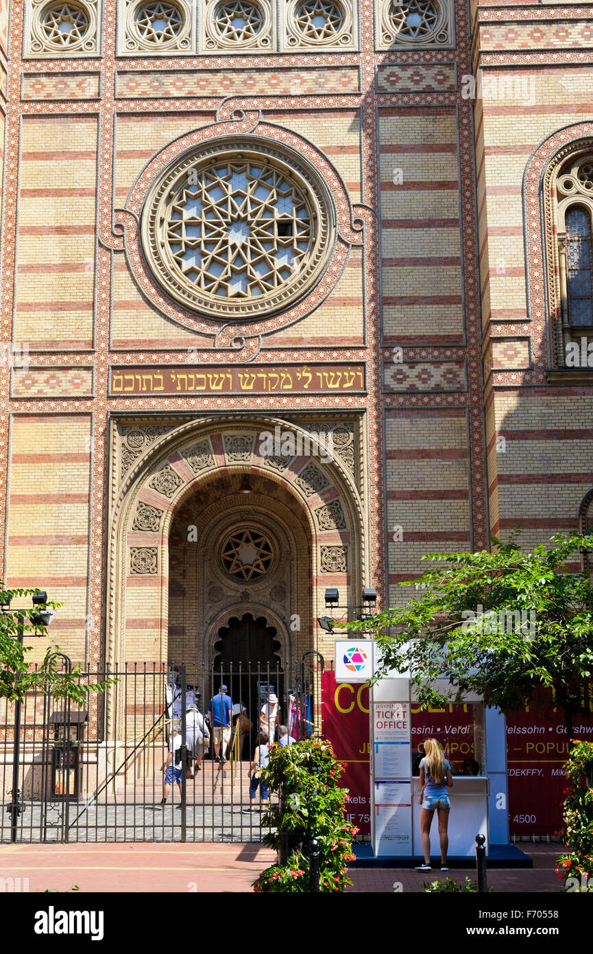 The entrance to the Dohany street great synagogue, Budapest, Hungary ...