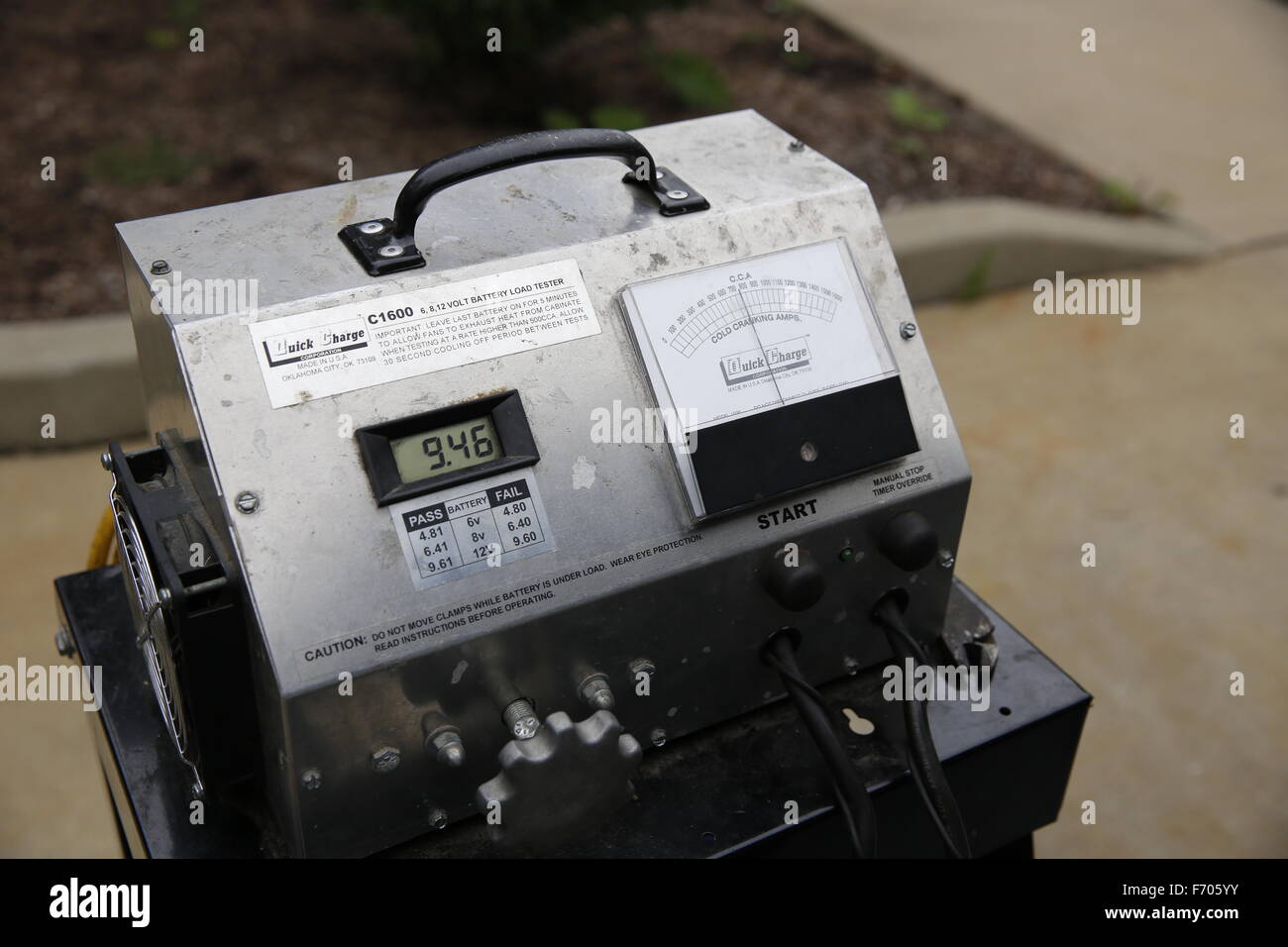 Dealing with a dead car battery Stock Photo - Alamy